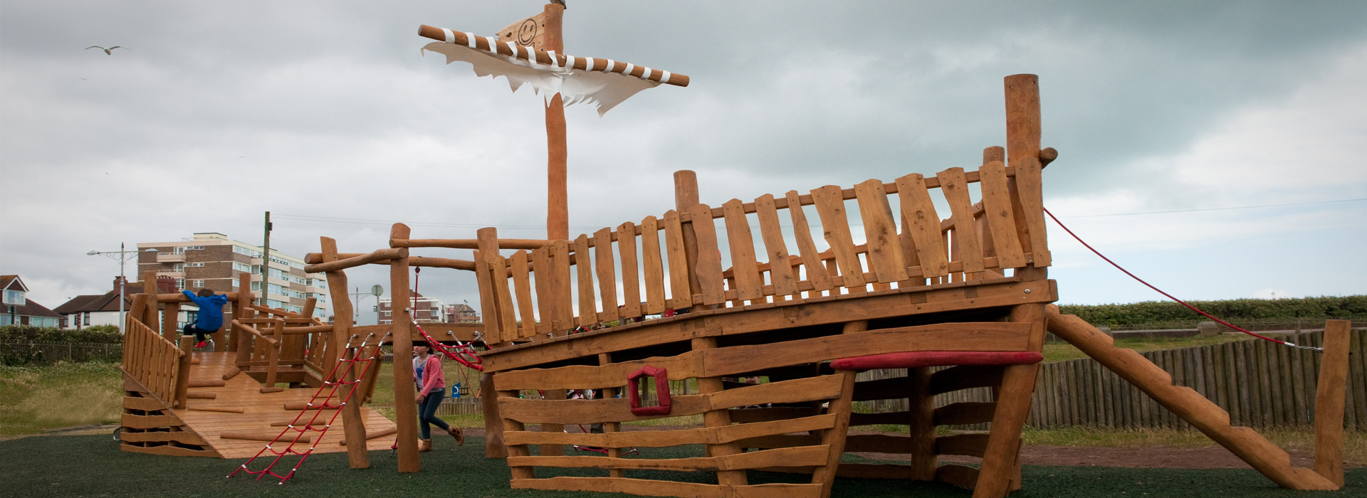 Hardwood Robinia Timber Playground Equipment Manufacturer Safety Surfacing